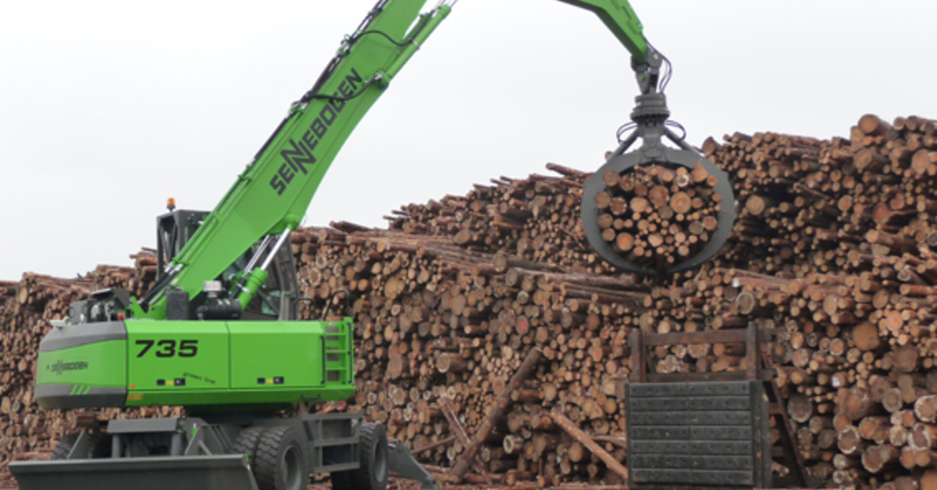 The SENNEBOGEN 735 MHD transports and loads tons of timber - SENNEBOGEN ...