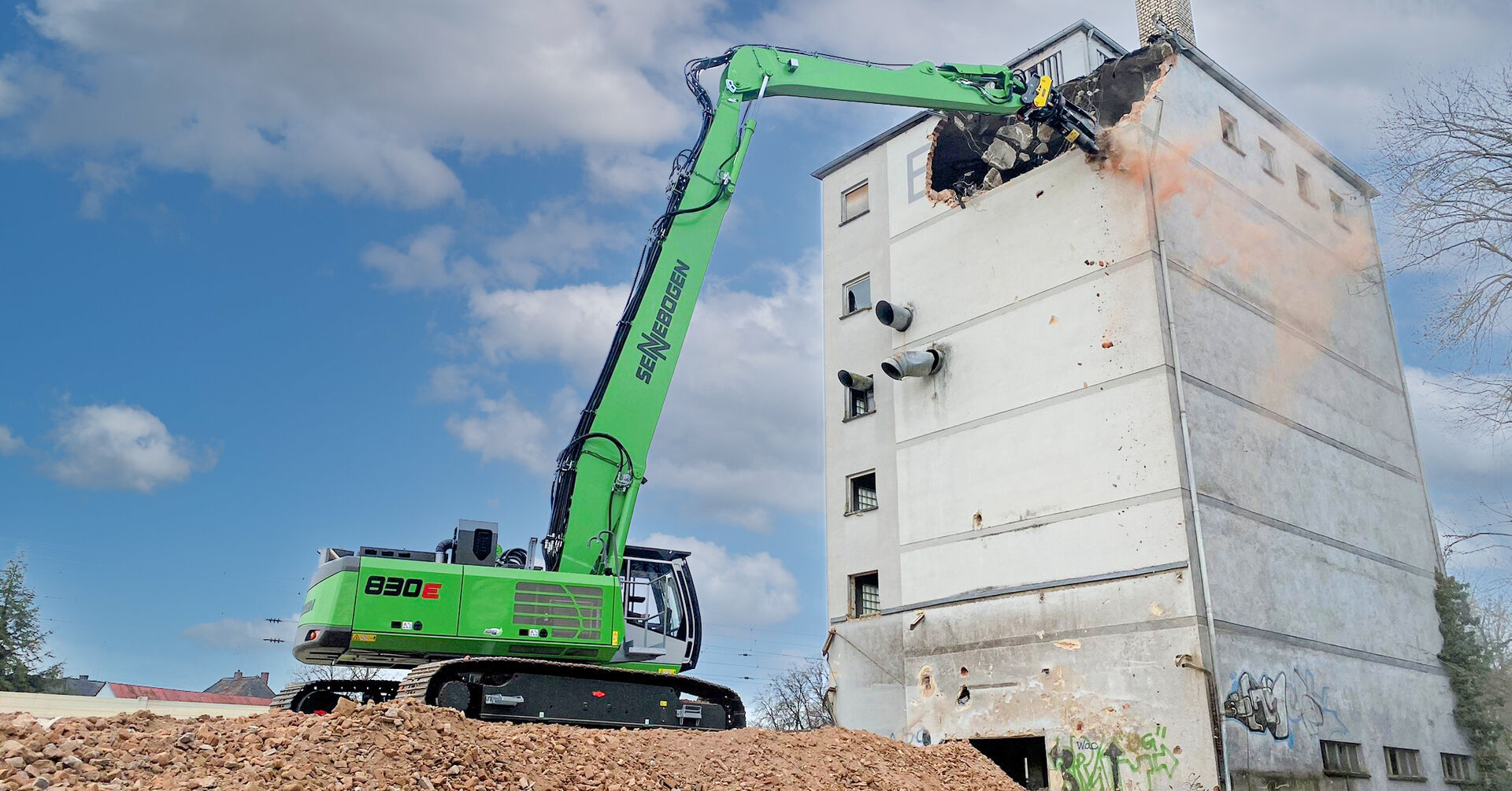 Building demolition in only 2 days with 45 t demolition excavator