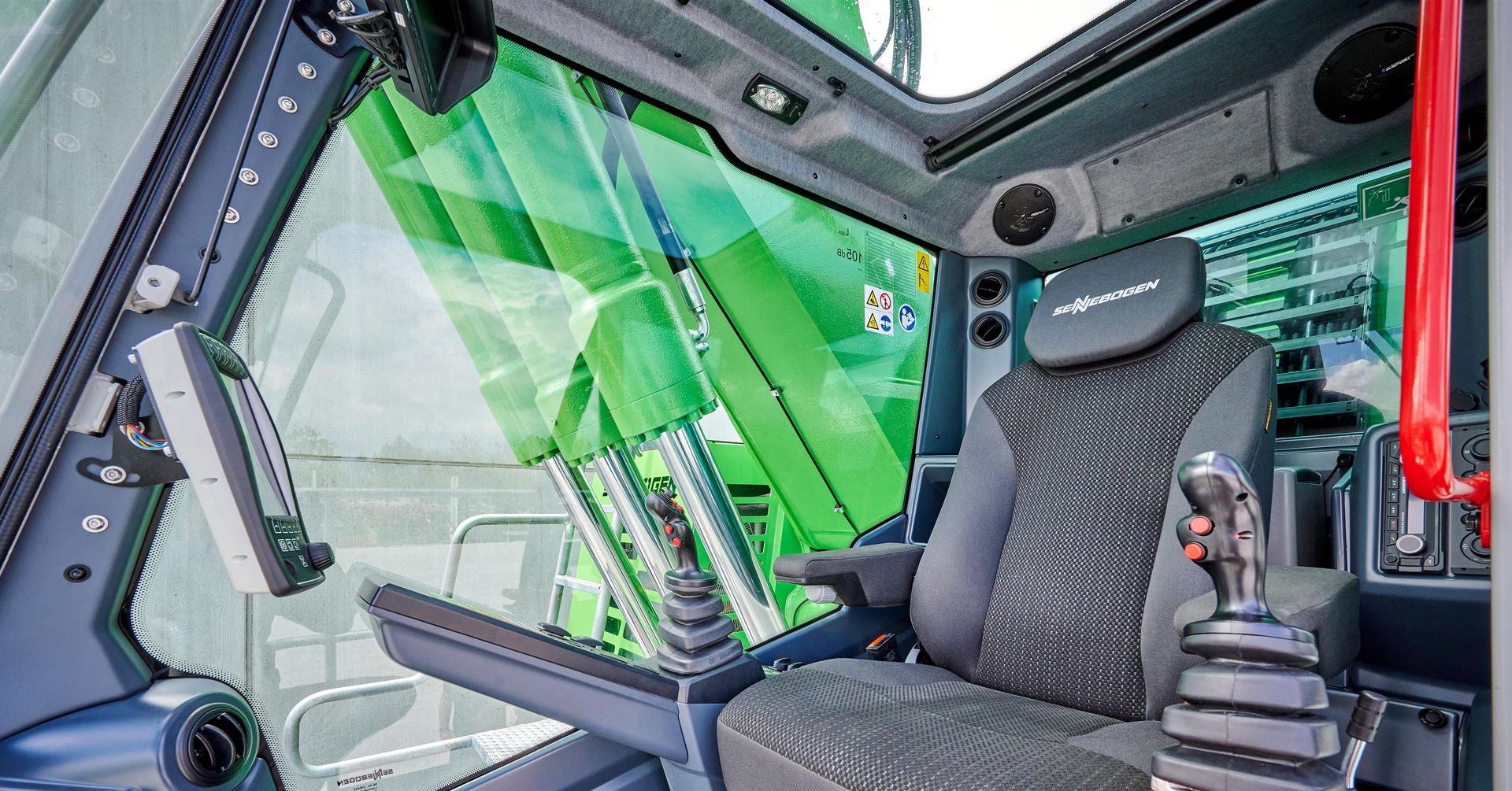 The new SENNEBOGEN maXcab – the most modern cab in its class