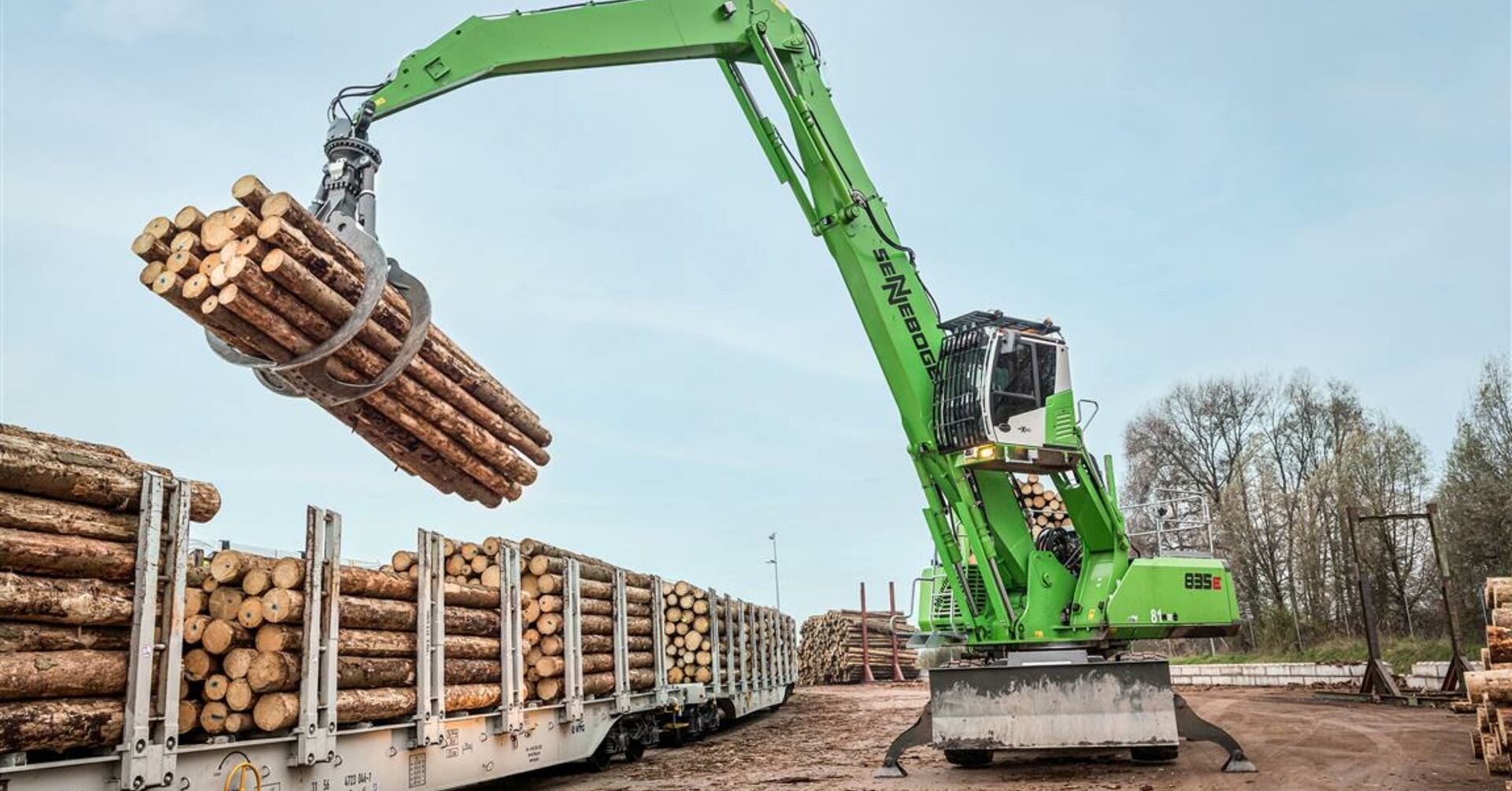 Investment for a green future: timber log logistics with SENNEBOGEN 835 ...