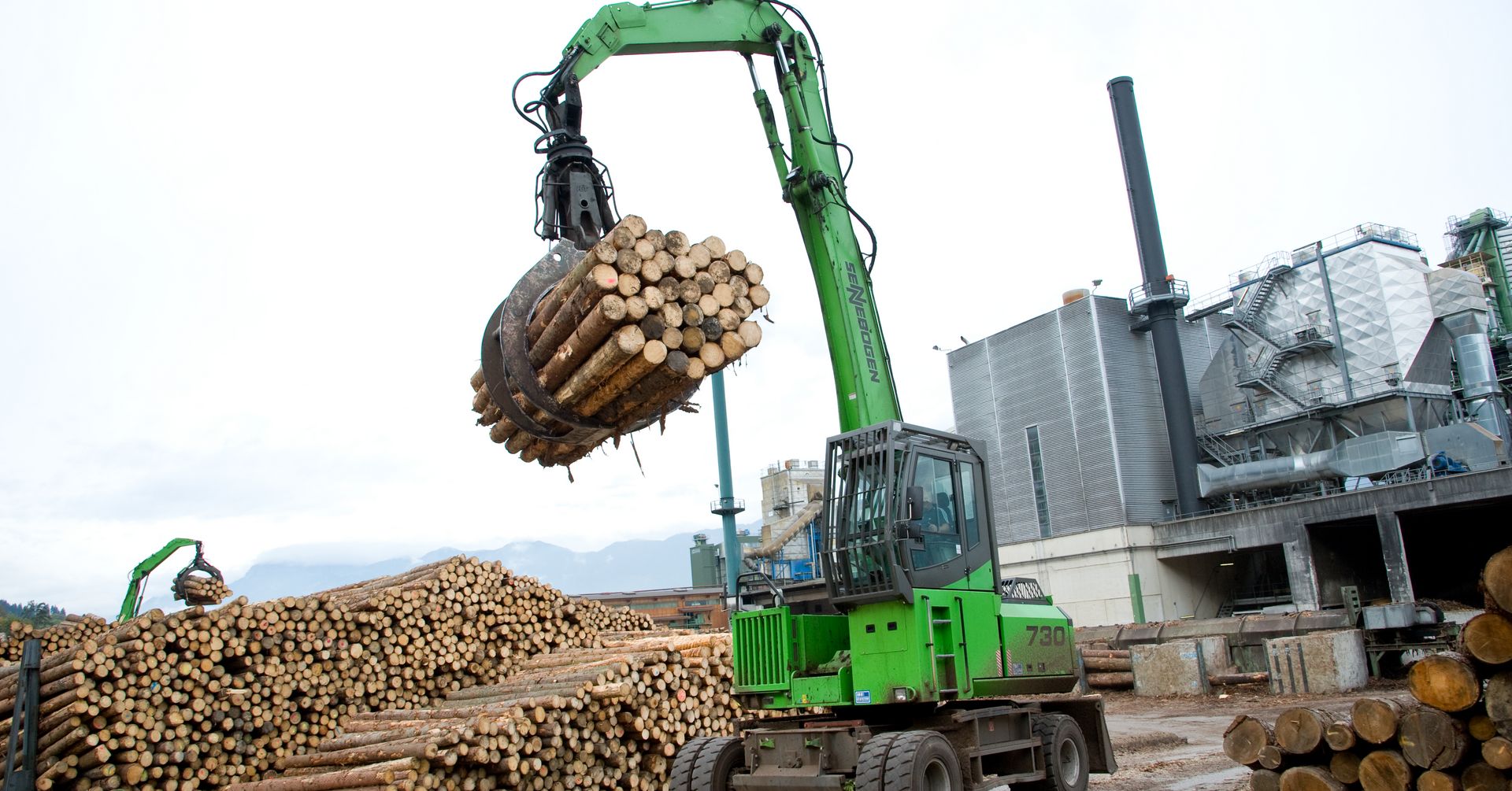 HANDLING TIMBER: TWO SENNEBOGEN MACHINES AT PFEIFER HOLZ