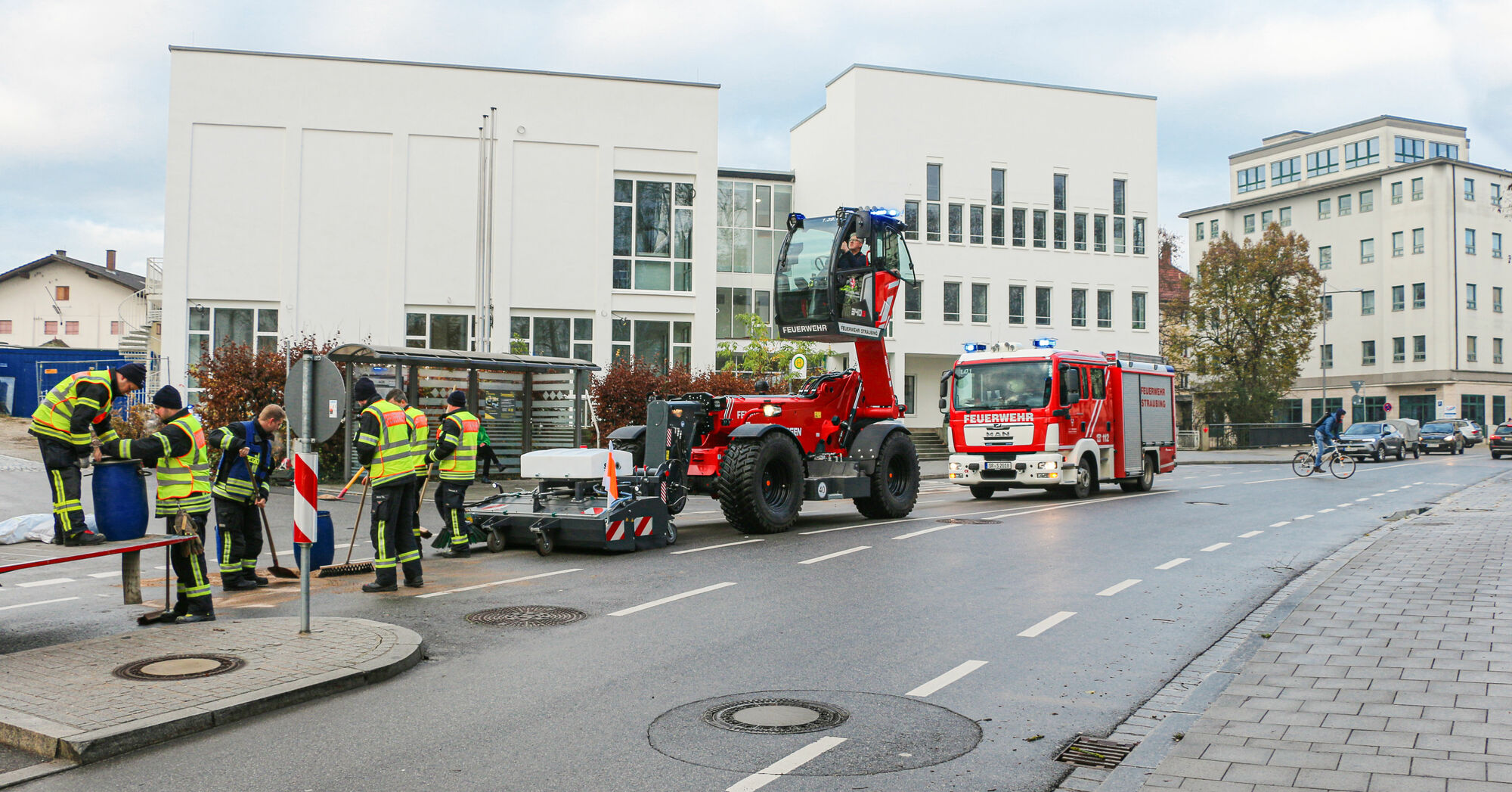 How to clean an oil spill: Telehandler supports fire brigade