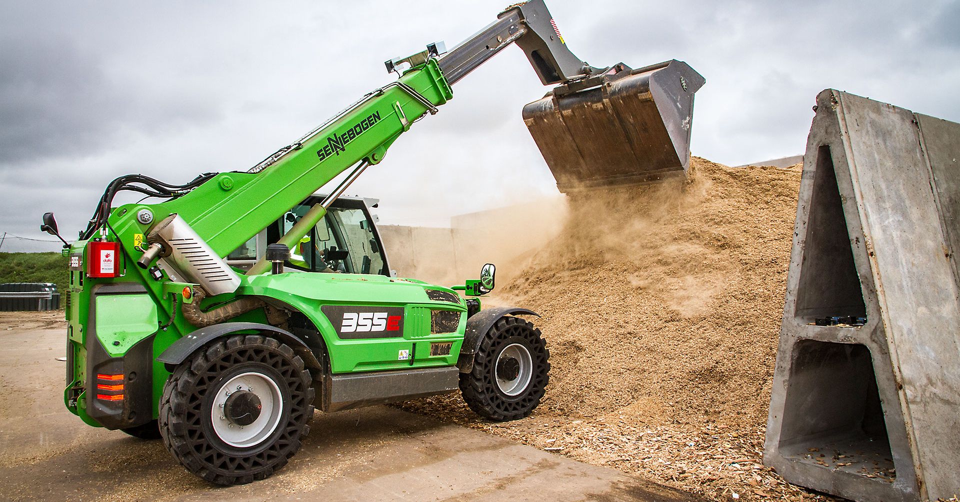 SENNEBOGEN machines work as a team 355 telehandler and 818 E series ...