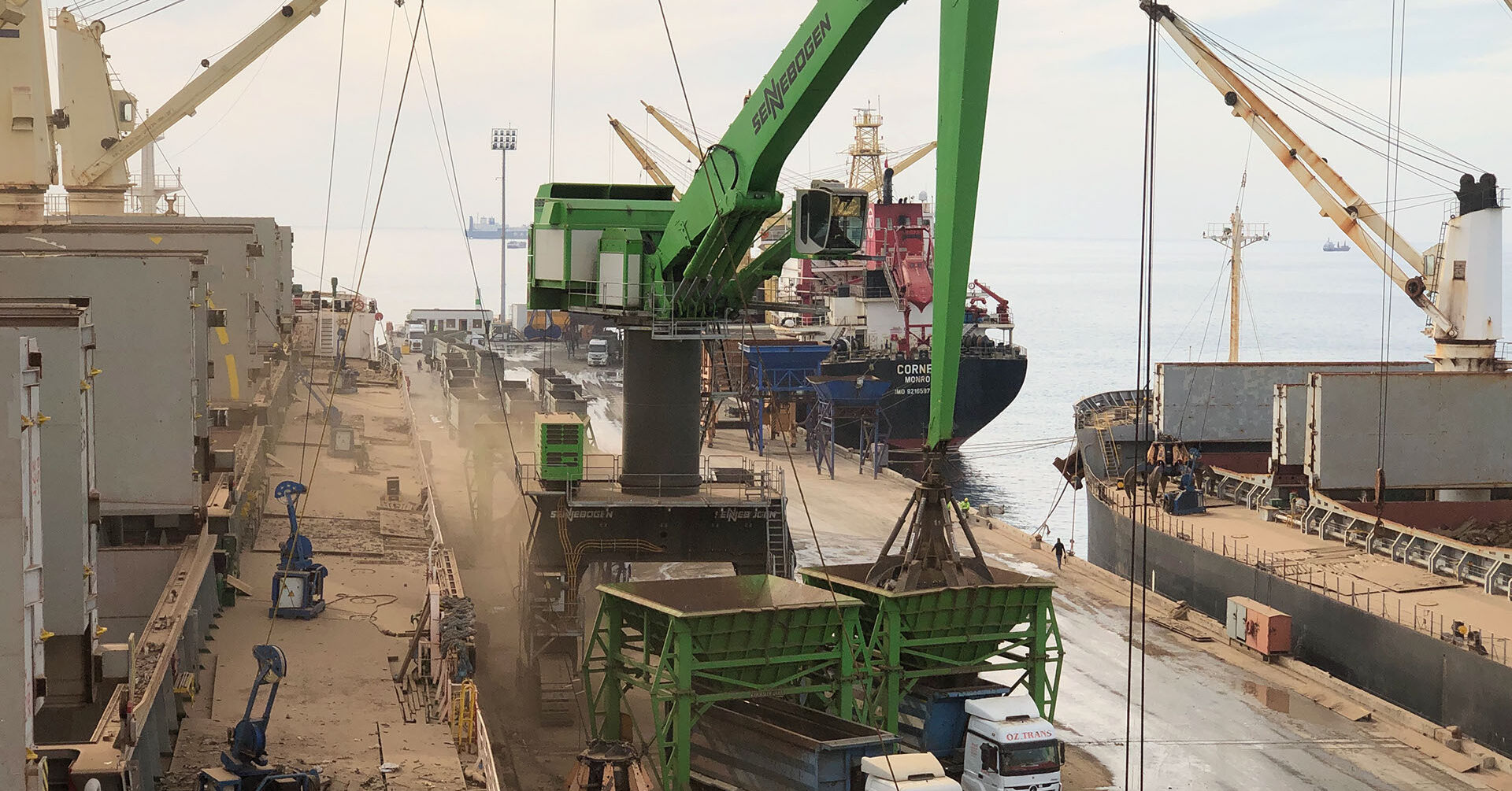 The 895 Hybrid E-Series material handling giant by SENNEBOGEN moves ...