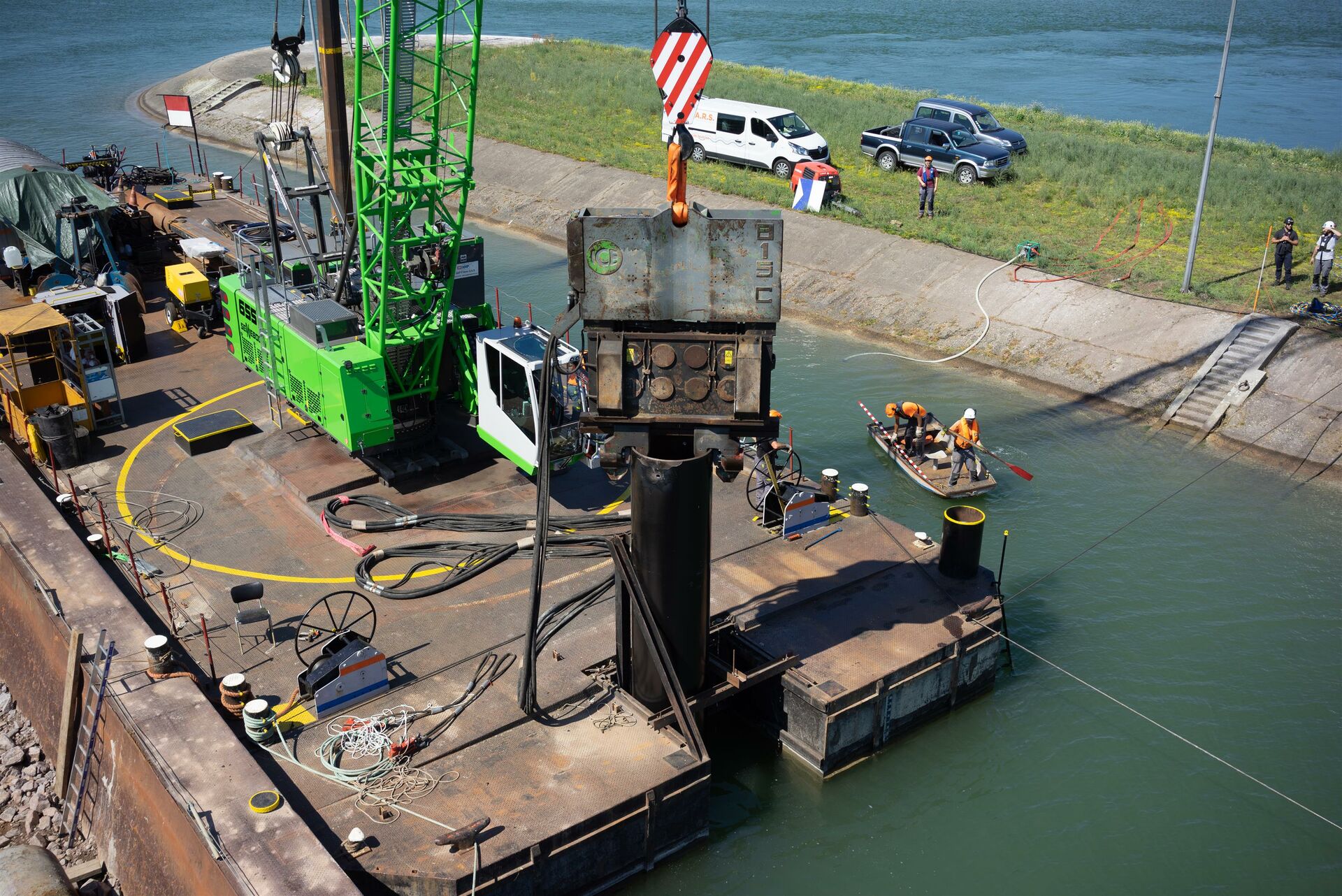 Hydraulic engineering: 55 t duty cycle crane on pontoon | SENNEBOGEN