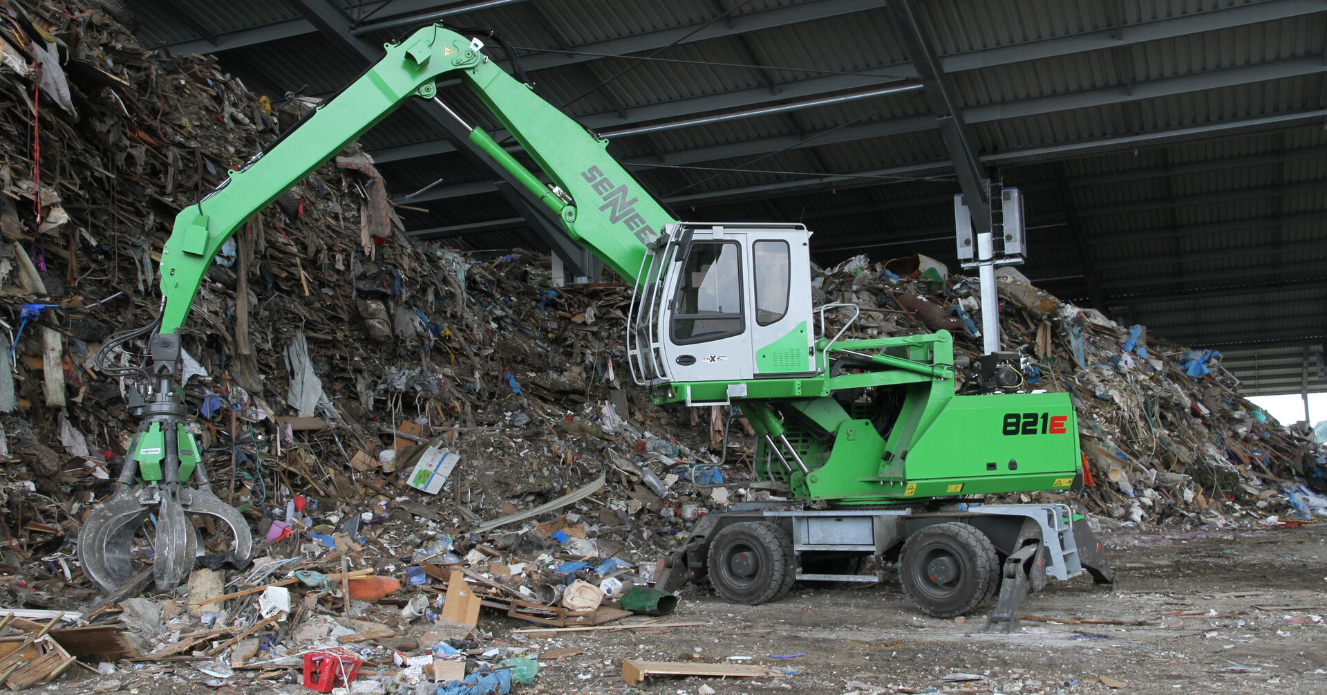 821 MOBILE E-SERIES WITH SENNEBOGEN ORANGE PEEL GRAB