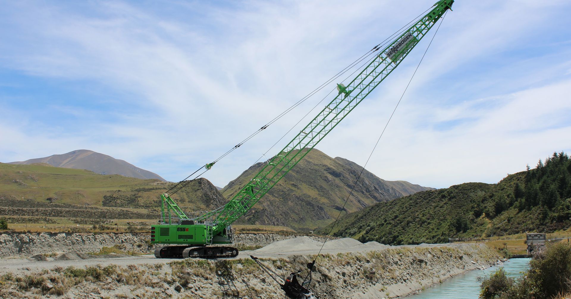 Dragline bucket operation for water supply: SENNEBOGEN 55 t duty cycle ...