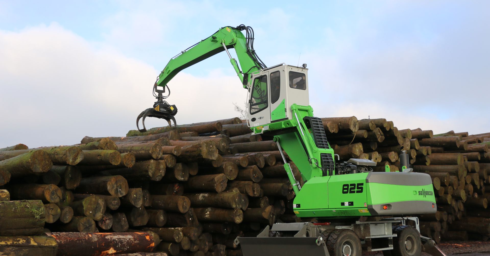 Long-range timber handling and comfortable control: SENNEBOGEN 825 at ...