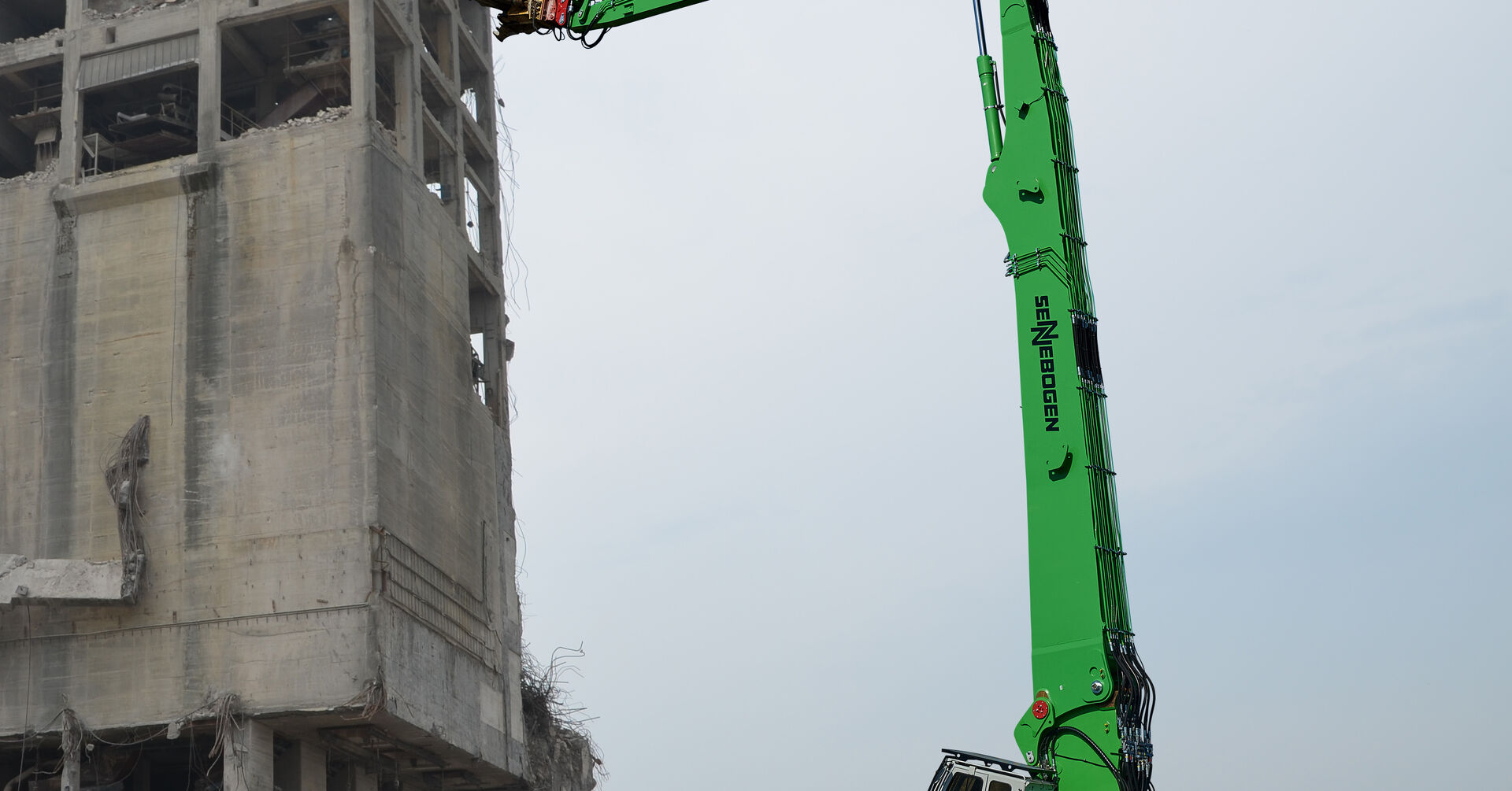 SENNEBOGEN 870 E: New long-front demolition material handler with 33 m ...